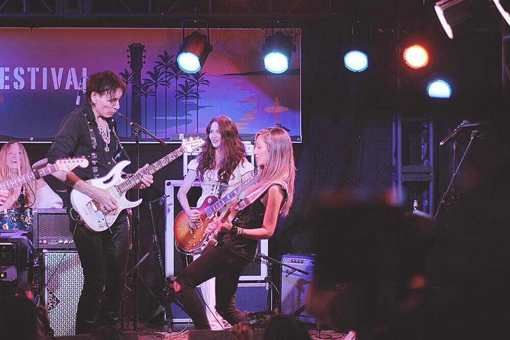 Assista: Steve Vai e Lari Basilio tocando juntos em festival