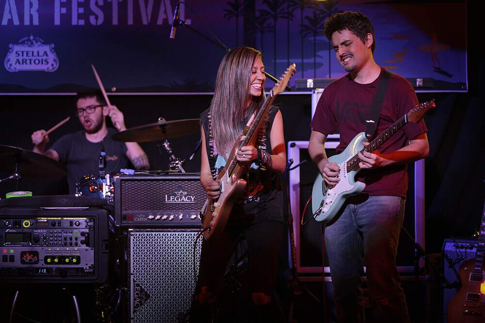 Assista: Steve Vai e Lari Basilio tocando juntos em festival