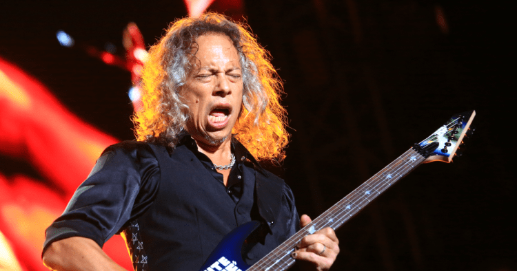 Kirk Hammett se machuca em show, mas continua tocando os riffs de ...
