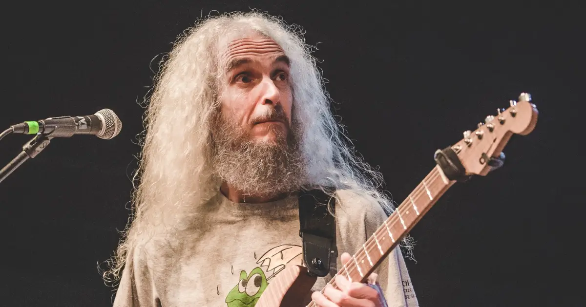 Guthrie Govan ironiza quem nega influência da madeira no som da ...